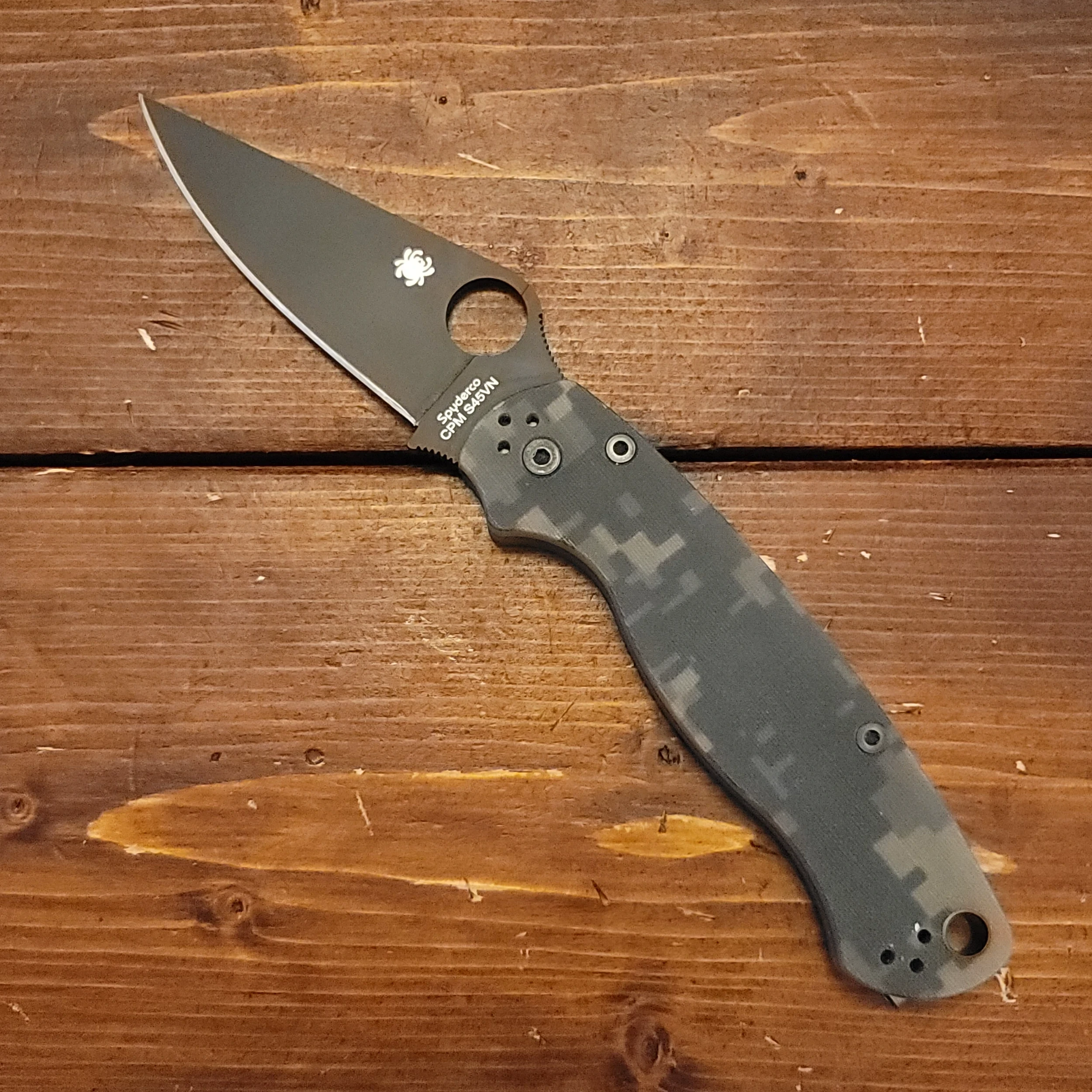 Bladebinge - Spyderco Paramilitary 2 DLC s45vn, Digital camo G10