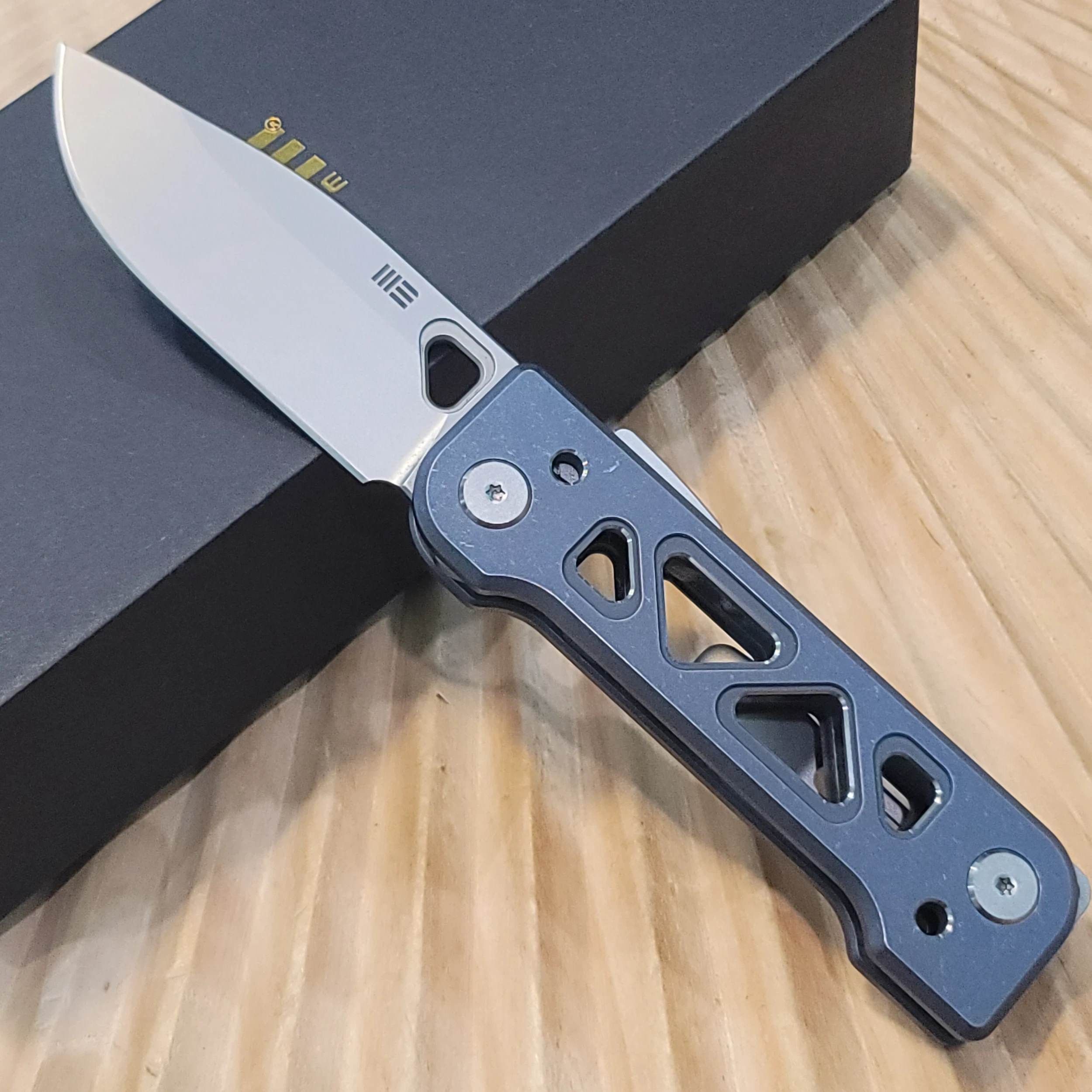 Bladebinge - WE Knives Tyro 20CV / Blue Skeletonized Ti, SNECK super lock