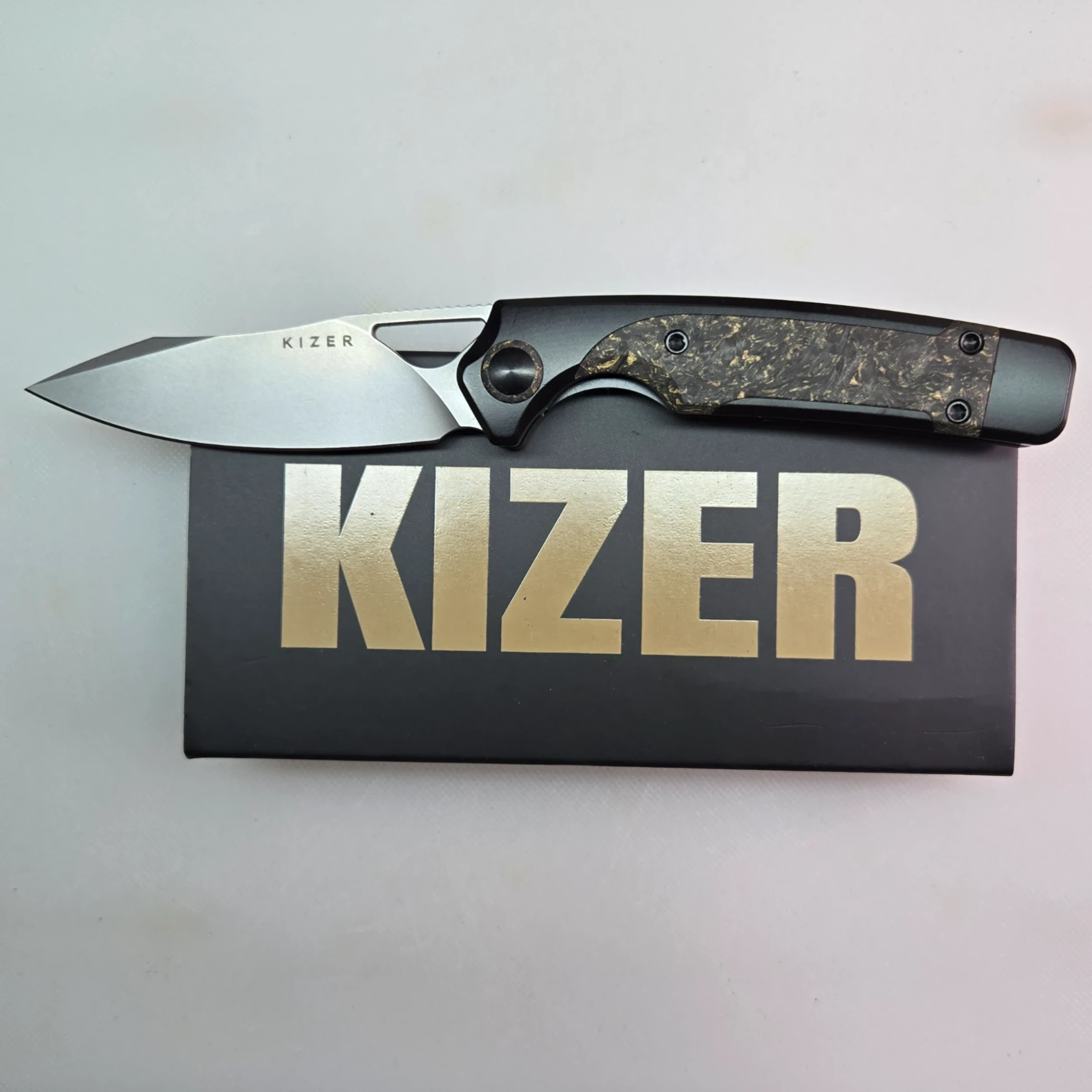 Bladebinge - Kizer Ara: 3.09" CPM S45VN Blade, Titanium Black & Gold Carbon Fiber Handle, Liner ...