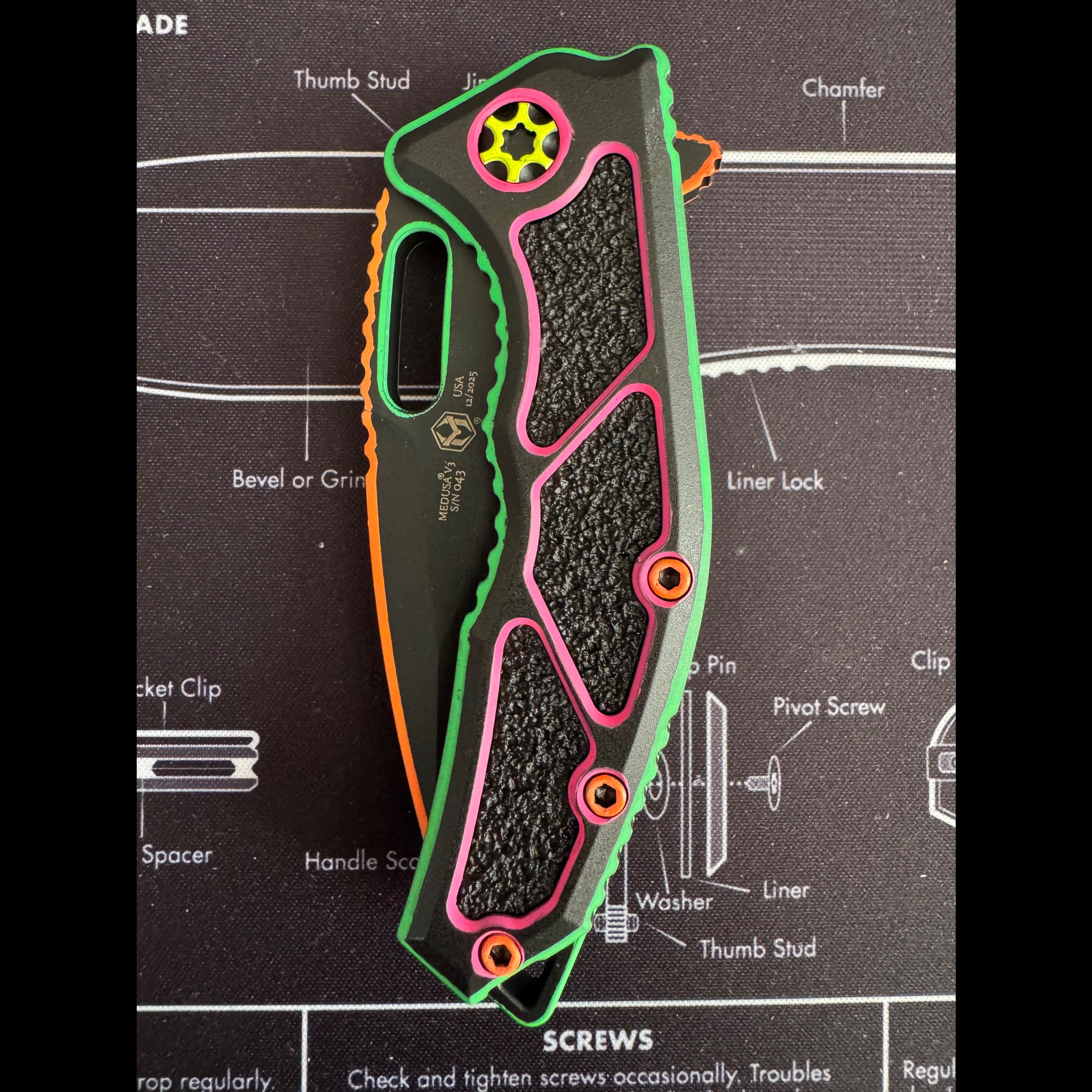 Bladebinge - #18 - Heretic Medusa 80s Neon Cel-Shade Tanto - BROP ...