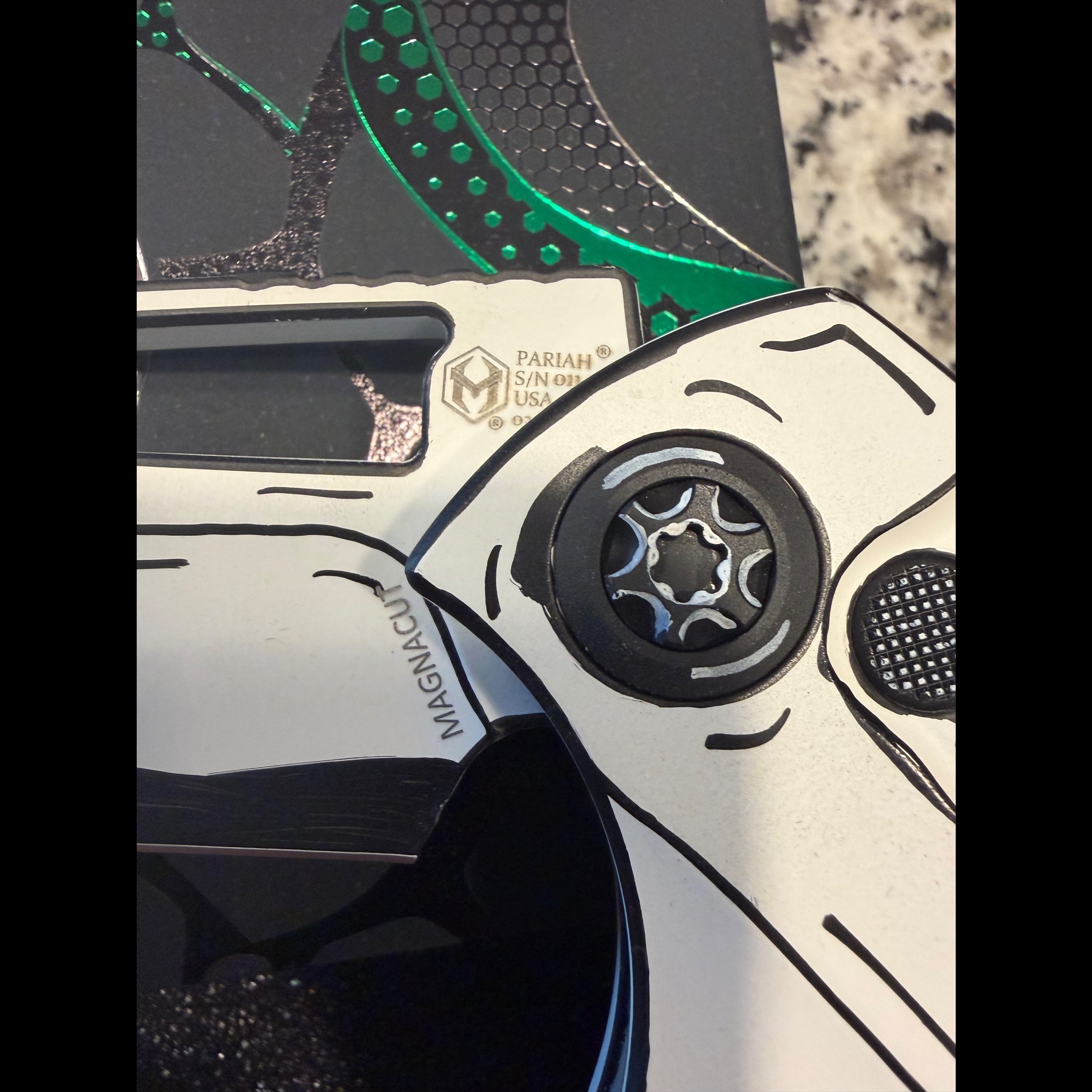 Bladebinge - Heretic Pariah White Cell Shade