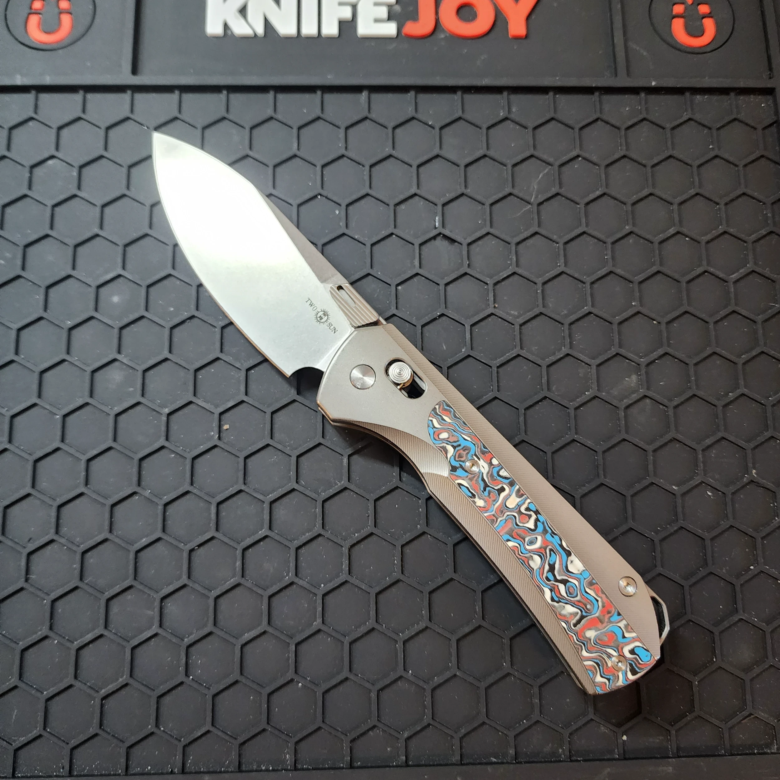 Bladebinge - TwoSun Knives Axis Lock Titanium Color Carbon Fiber ...