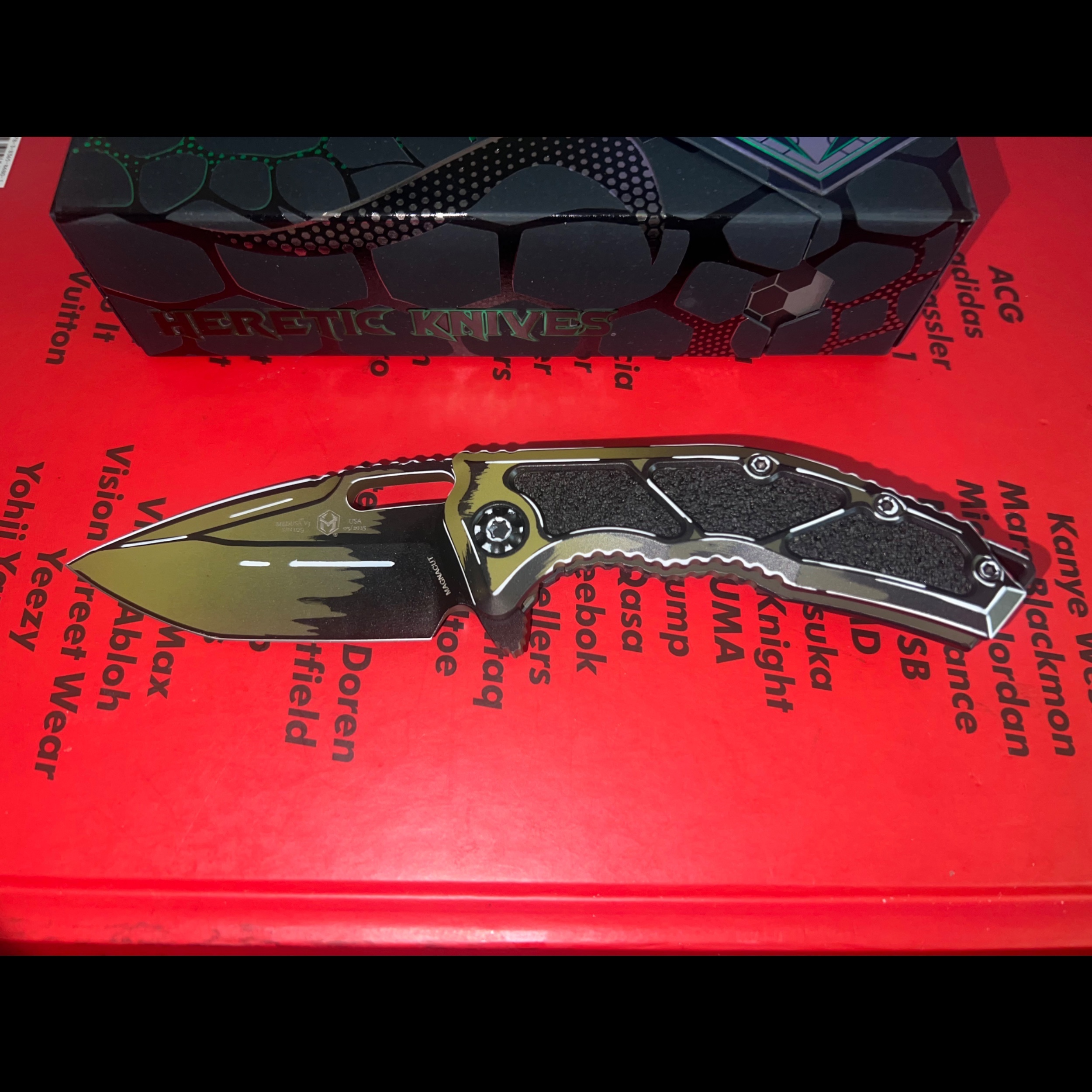 Bladebinge - Heretic Knives Medusa Cel Shaded OD Green MagnaCut Tanto Blade