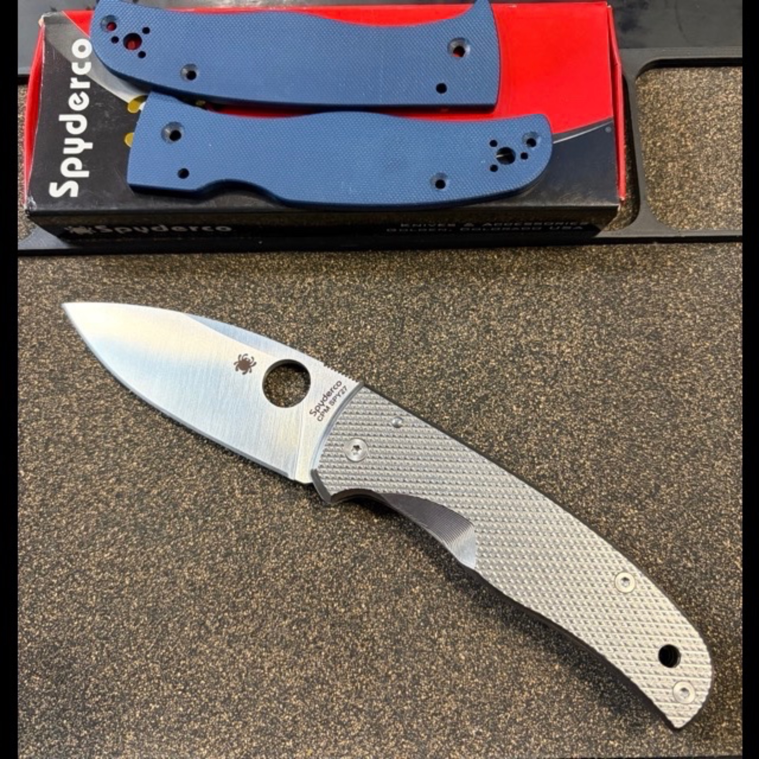Bladebinge - Spyderco Bodacious Spy27 RGT Ti