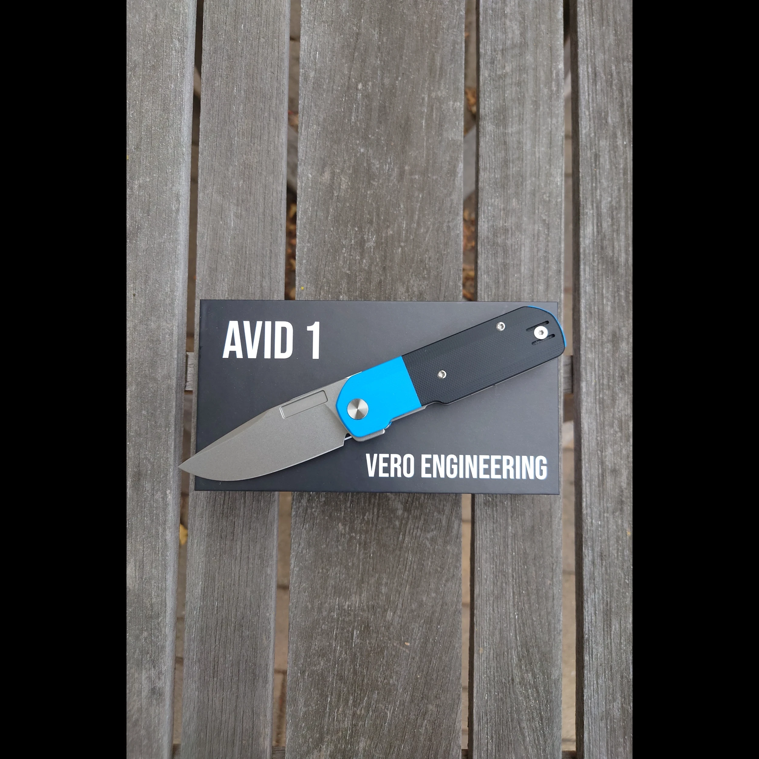 Bladebinge - Vero Engineering AVID 1 Black/Blue G10 Stonewash