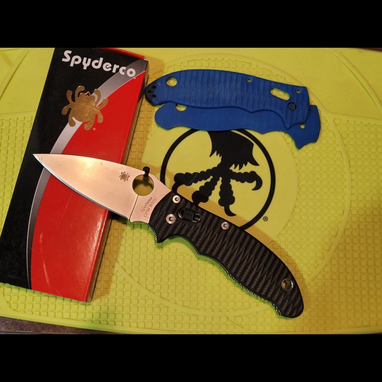 Bladebinge - Spyderco manix 2 custom with additional blue g10 scales