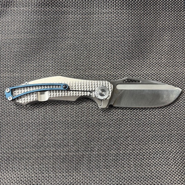 Bladebinge - PMP Knives Alpha Smilodon - Ti/Blue Accents