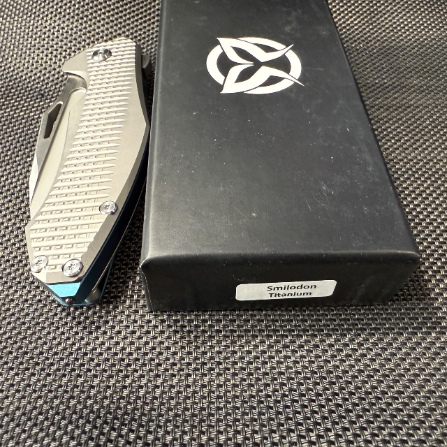 Bladebinge - PMP Knives Alpha Smilodon - Ti/Blue Accents