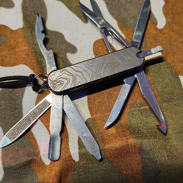 Bladebinge - Swiss Army Minichamp w/ Ti-topo scales and bead