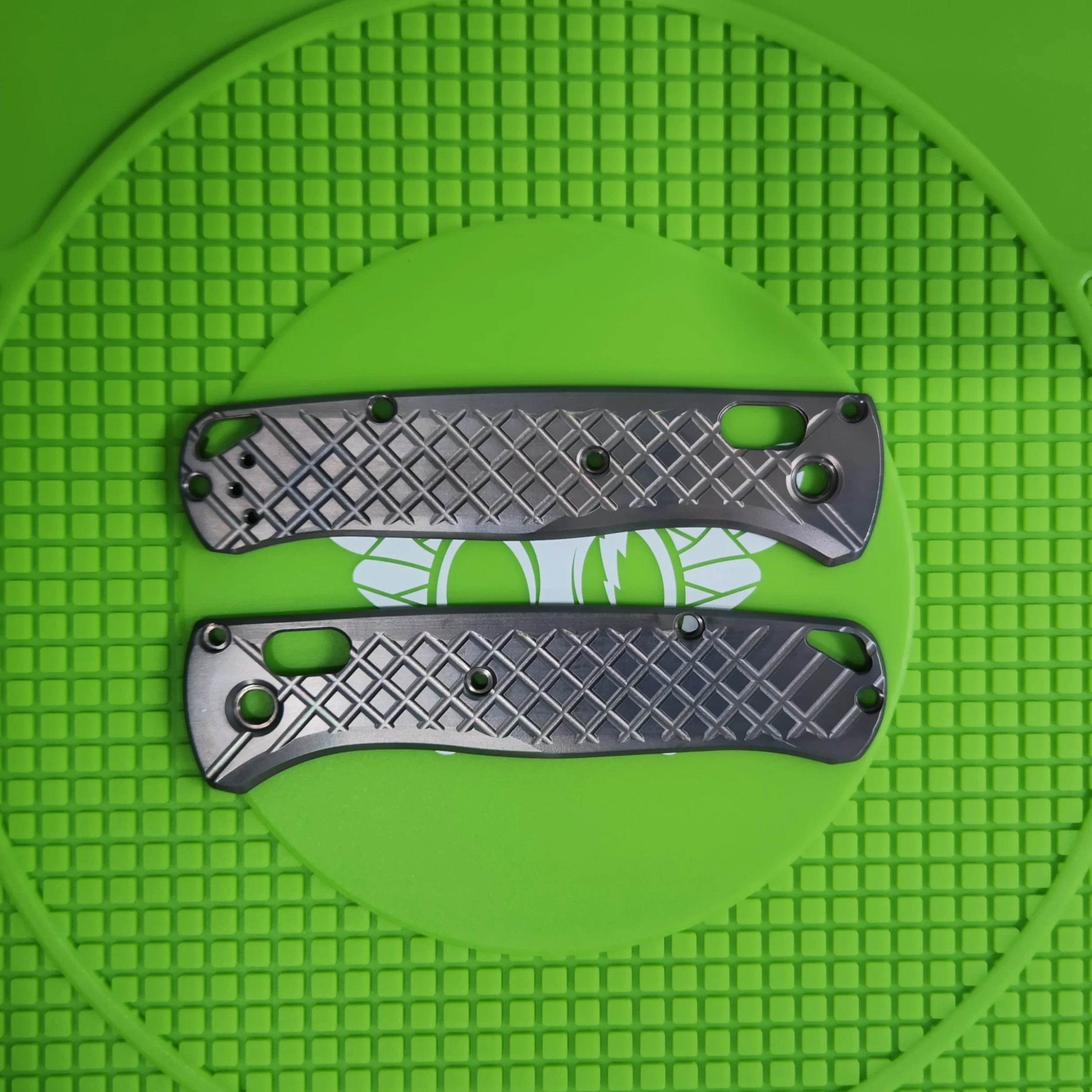 Bladebinge - Benchmade Bugout 535 Metonboss Frag Titanium Scales