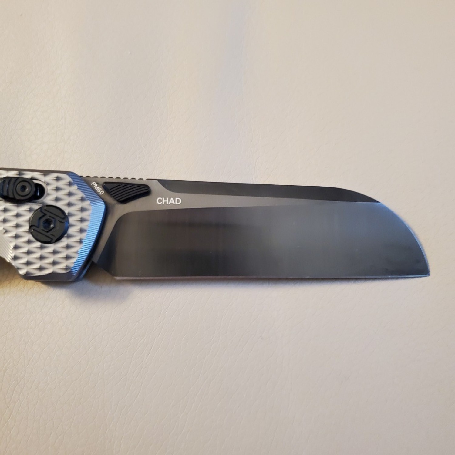 Bladebinge - Kunwu Chad Reverse Tux Titanium Satin DLC Blade