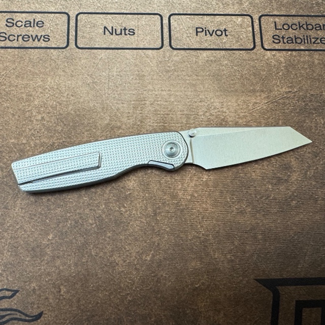 Bladebinge - Brown Knives Cortex Mini #012