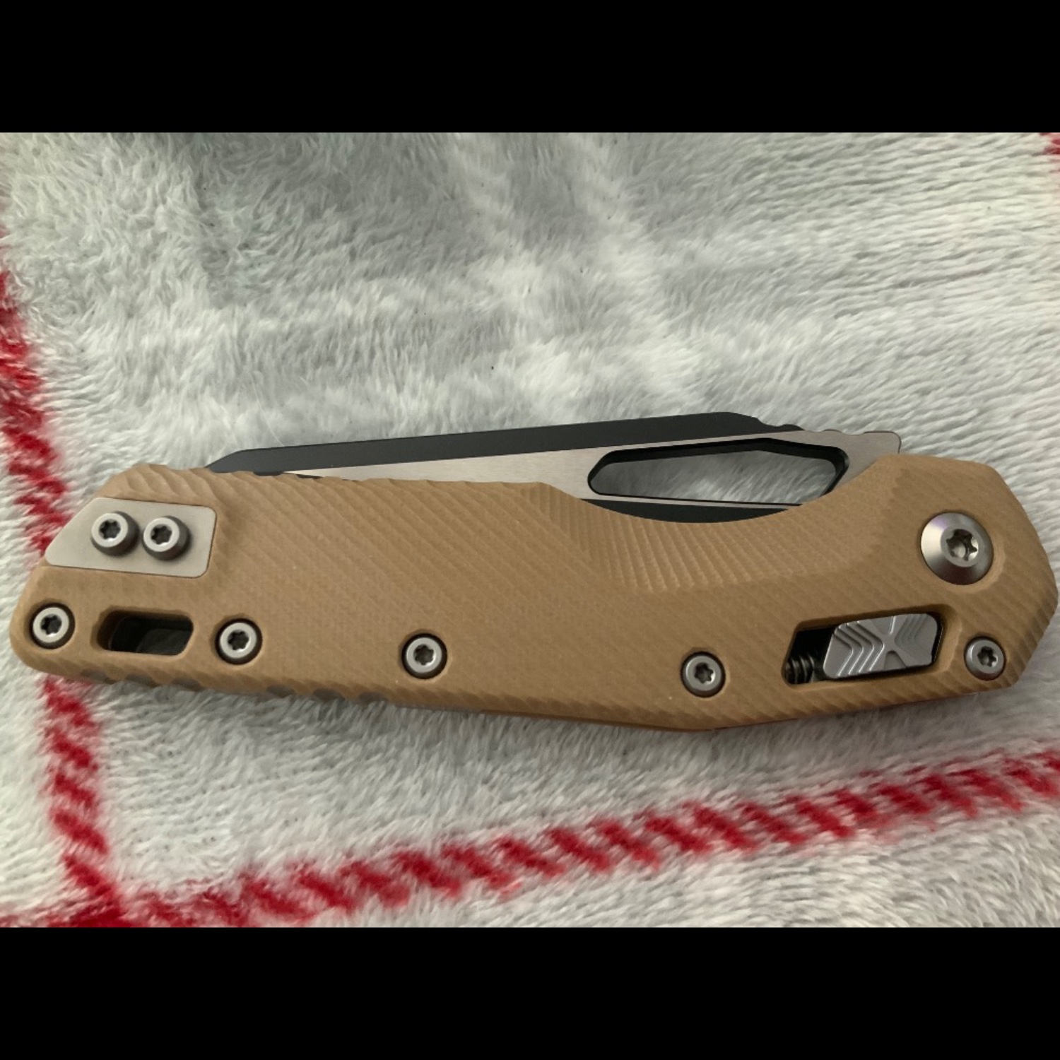 Bladebinge - Microtech M.S.I. Fluted G-10 Tan Straight edge Two tone black blade M390MK